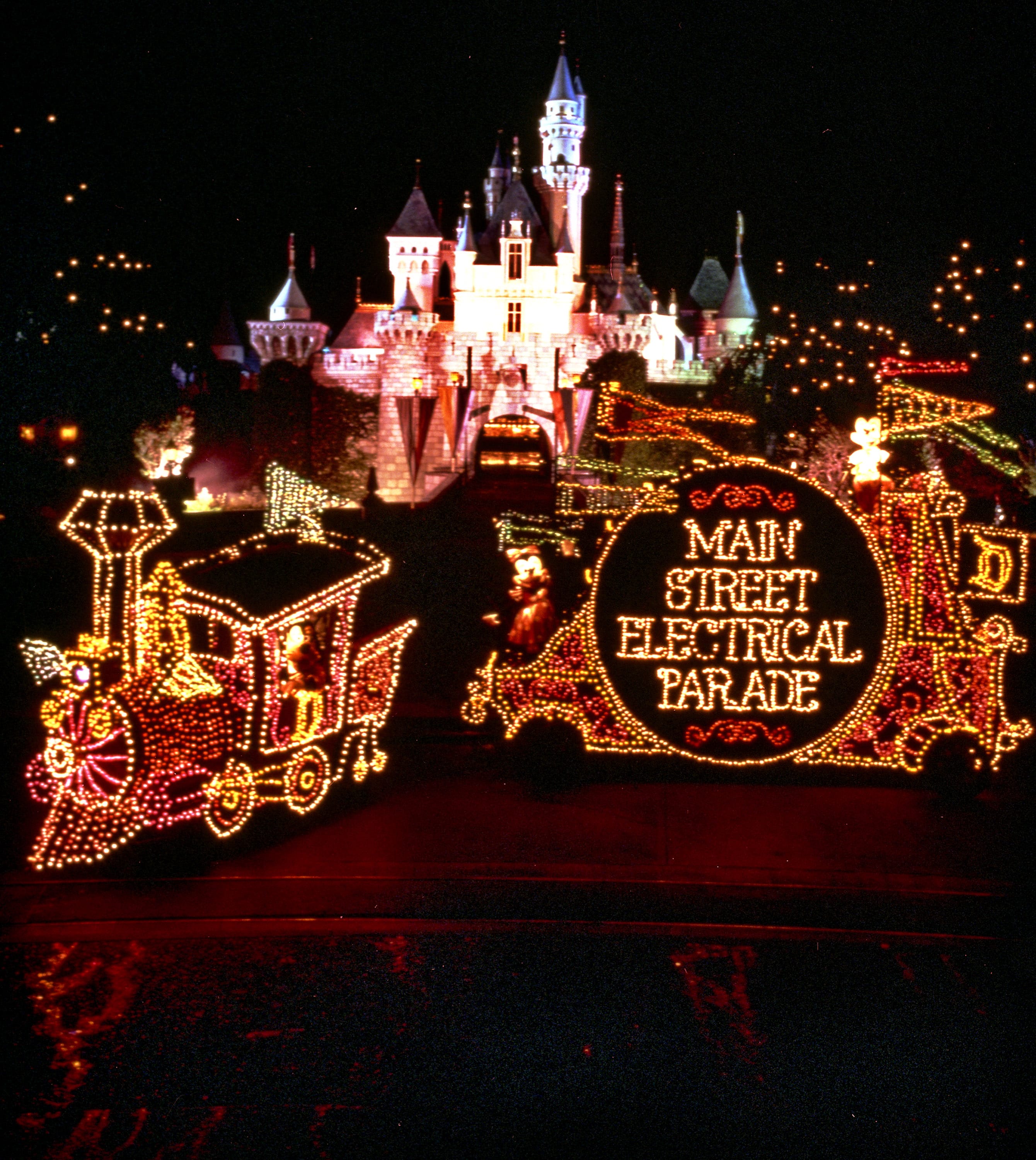 The Main Street Electrical Parade Returns to Disneyland - Travel to the ...