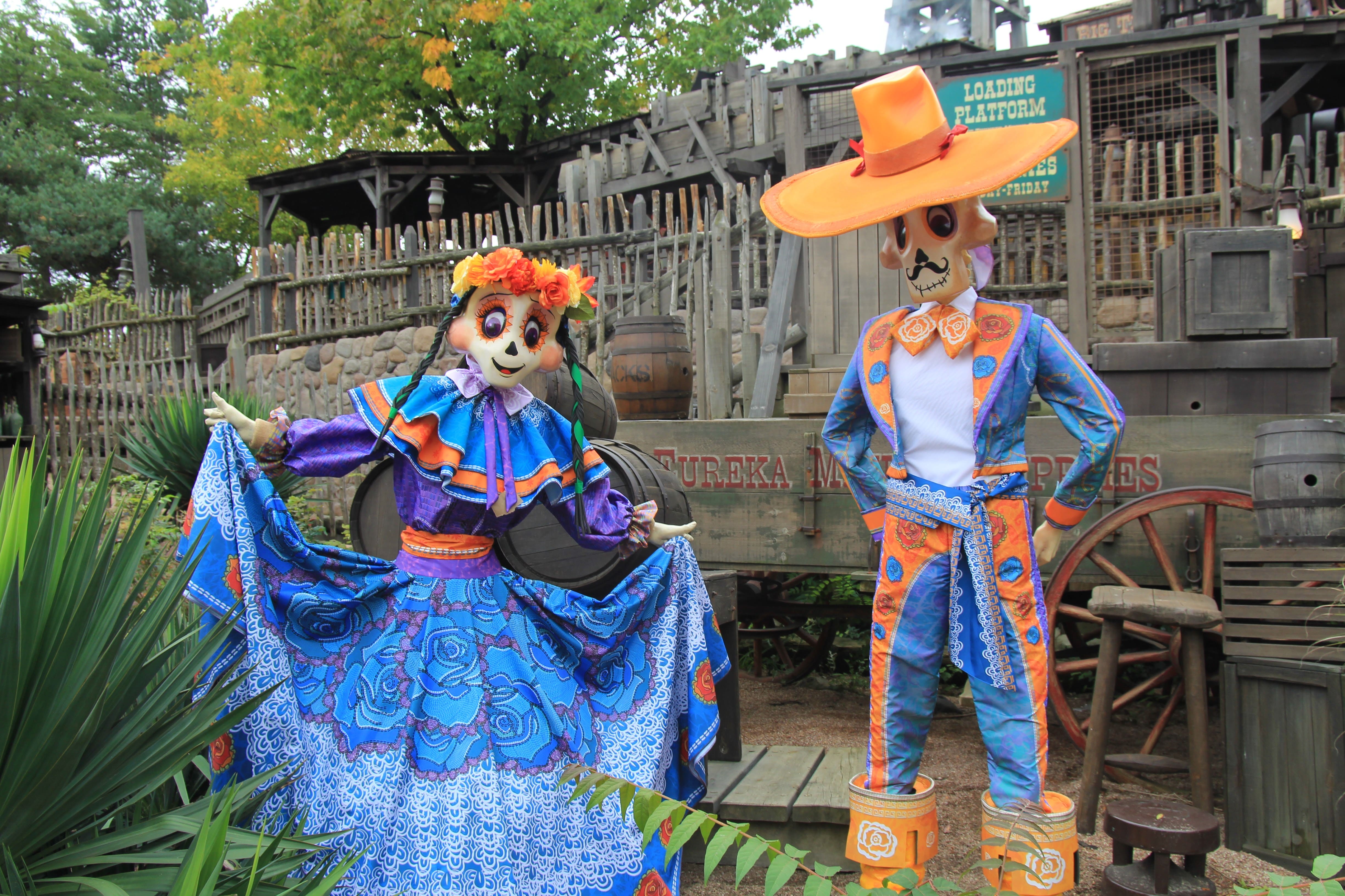 First Look: Dia de los Muertos / Coco Decorations Disneyland Paris 2017 ...