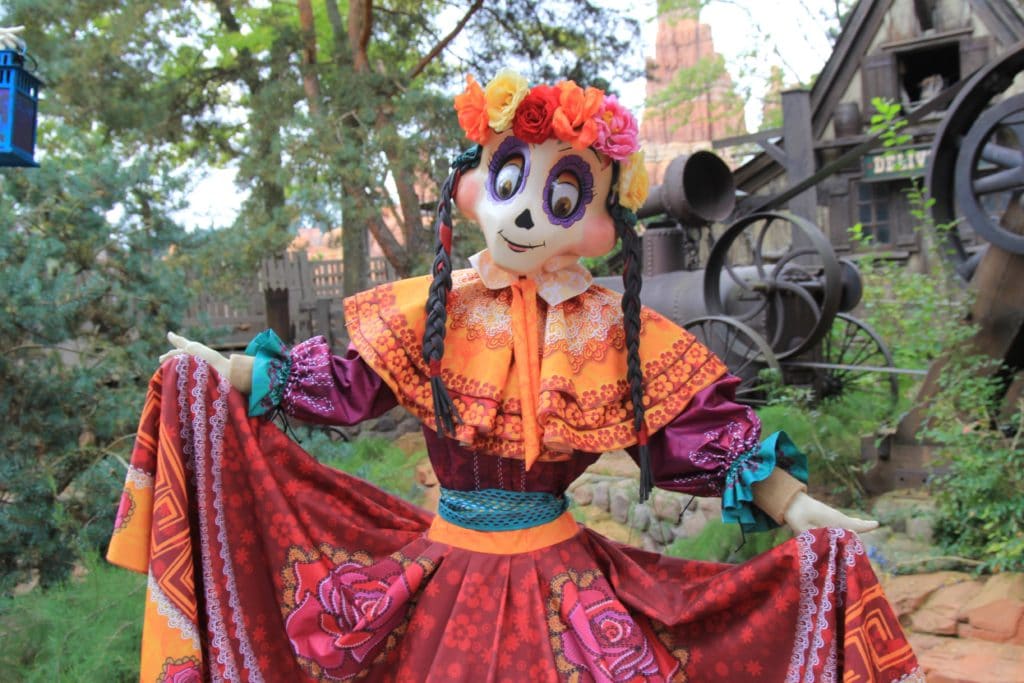 First Look: Dia de los Muertos / Coco Decorations Disneyland Paris 2017 ...